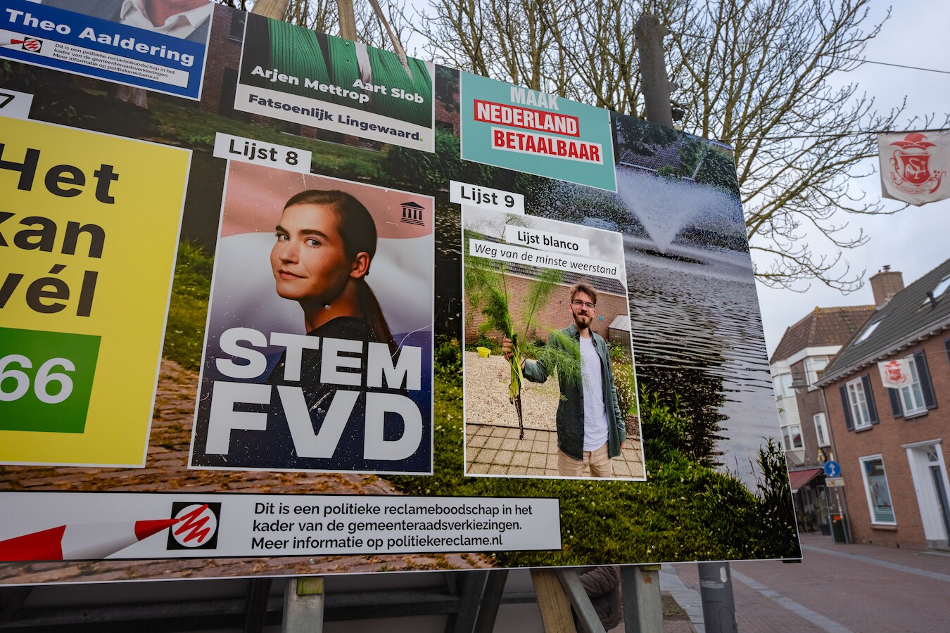 Onbekende man met groente op Lingewaardse verkiezingsborden: ‘Dit is ...