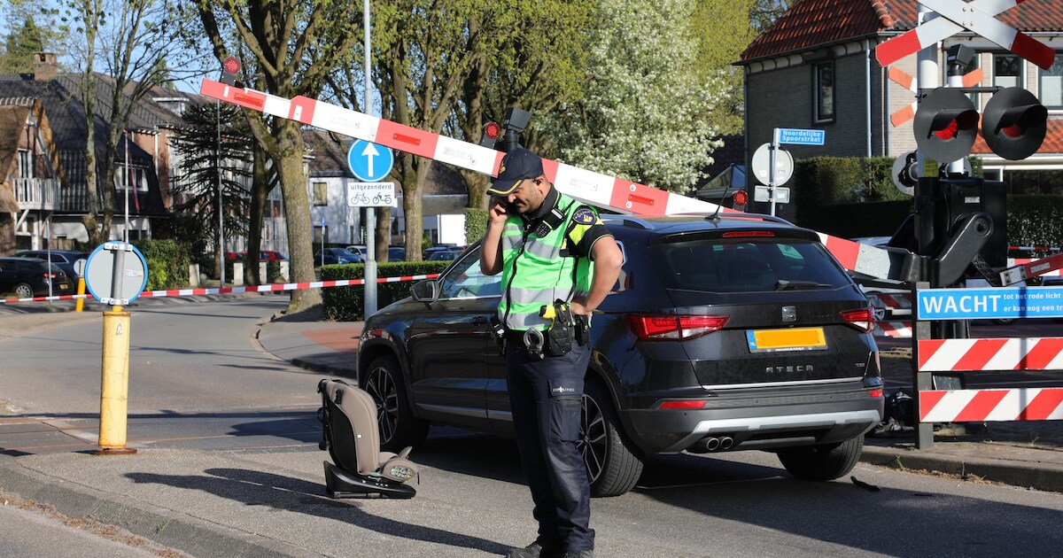 Auto op het spoor na aanrijding, treinverkeer stilgelegd | Regio | De ...
