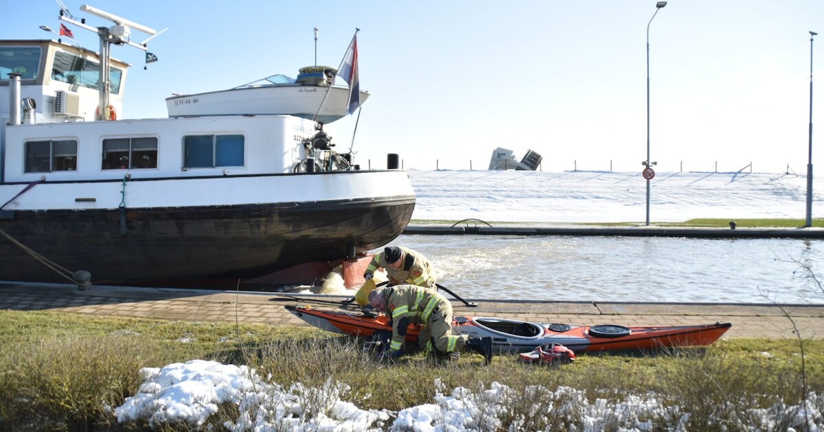 Kano slaat om op de Rijn, inzittende onderkoeld uit het water gehaald ...