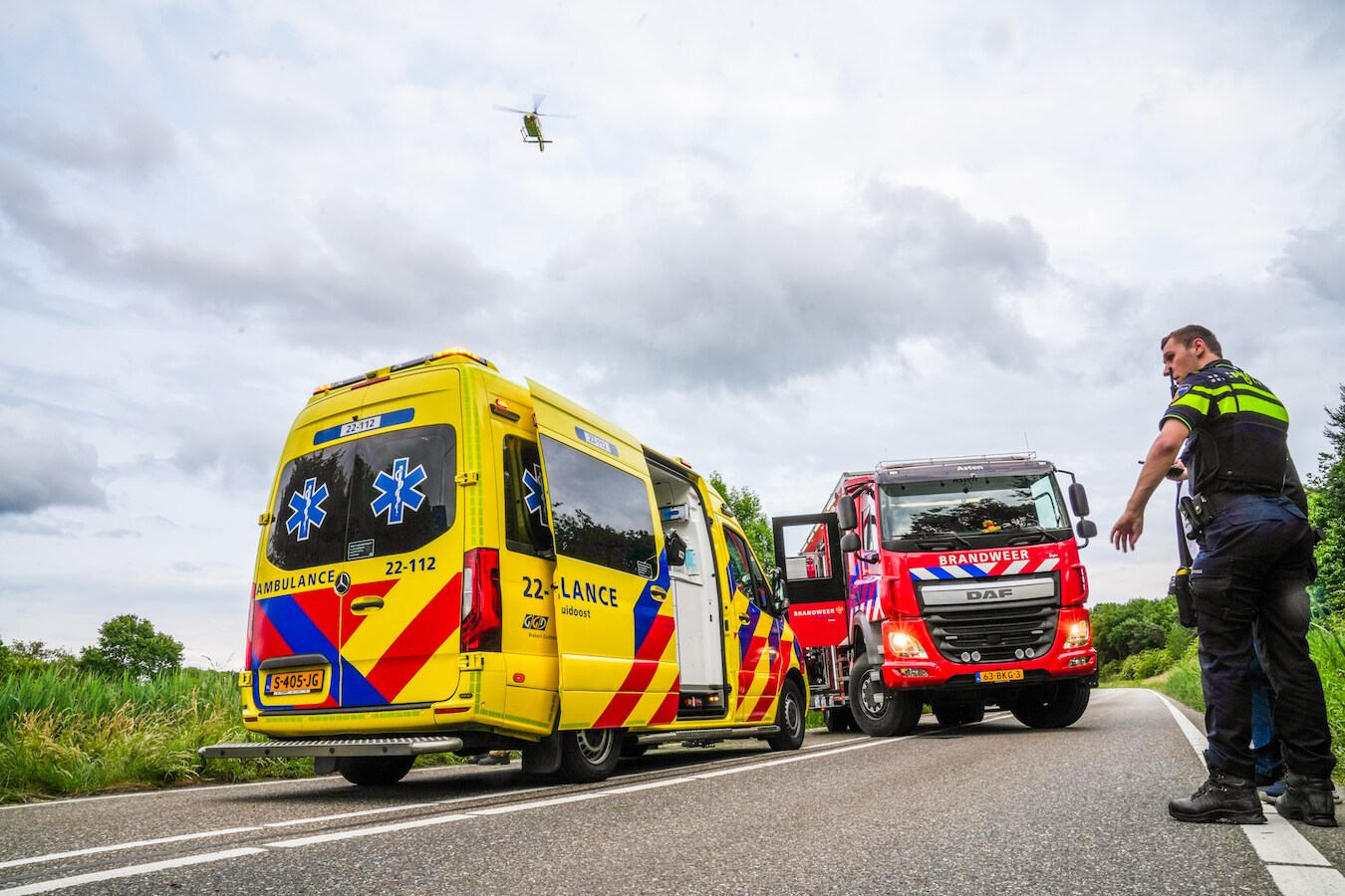 Twee volwasse­nen en baby gewond bij ernstig ongeluk: auto vliegt meters door sloot | Foto ...