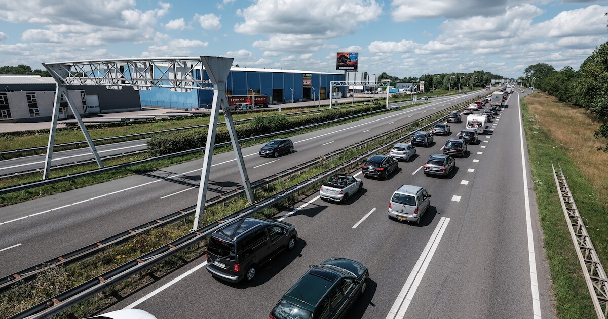 Lange file door gaten in de A2 bij Beesd, drukte rond Arnhem en ...