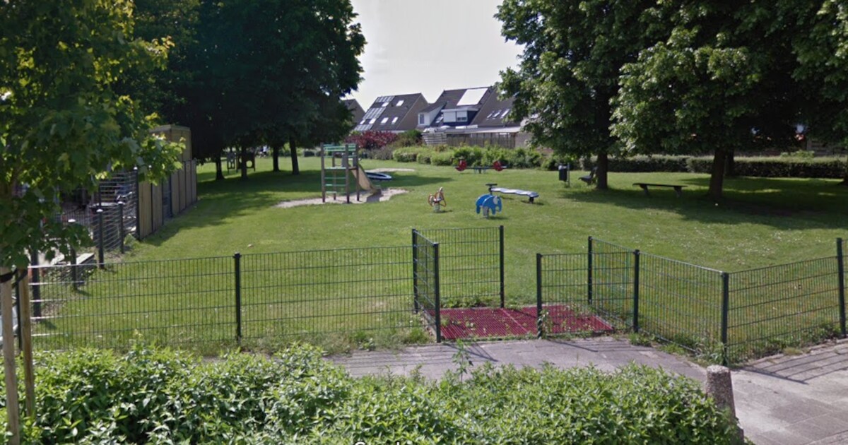 Bodem van speeltuin in 's-Heerenberg met glas, puin en asbest wordt na ...