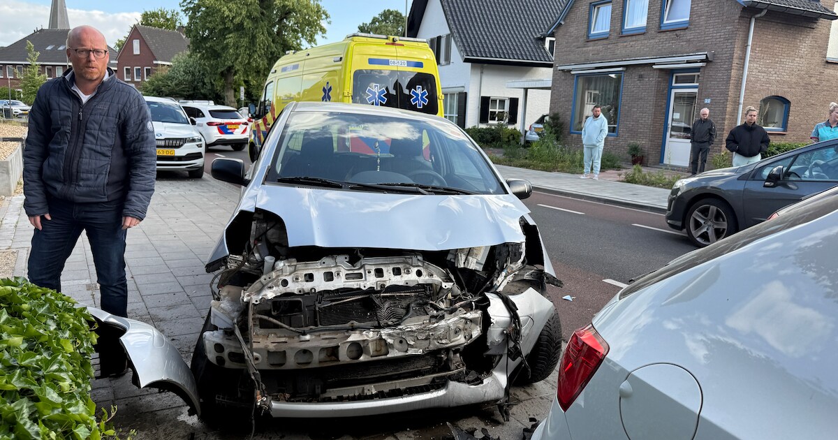 Auto verliest bumper na botsing in Groesbeek | Regio | De Gelderlander.nl