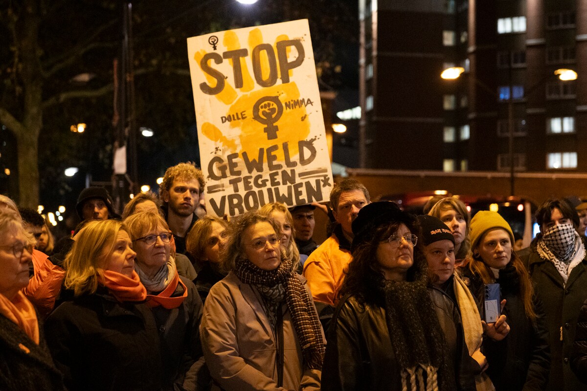 Stationsplein kleurt oranje als symbool tegen geweld tegen vrouwen ...