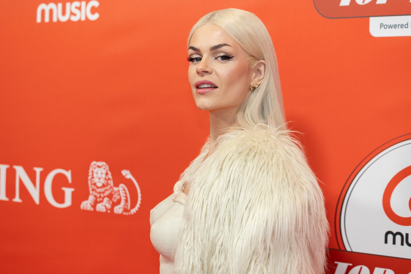 Davina Michelle steelt de show met ‘borstenjurk’ op rode loper: wat is ...