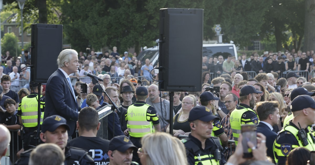 Geert Wilders spreekt deelnemers vreedzaam verlopen asielprotest toe in ...