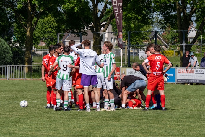 Voetballer die onwel werd in kampioenswedstrijd zakte al eerder in elkaar: ‘Heeft goede nacht ...
