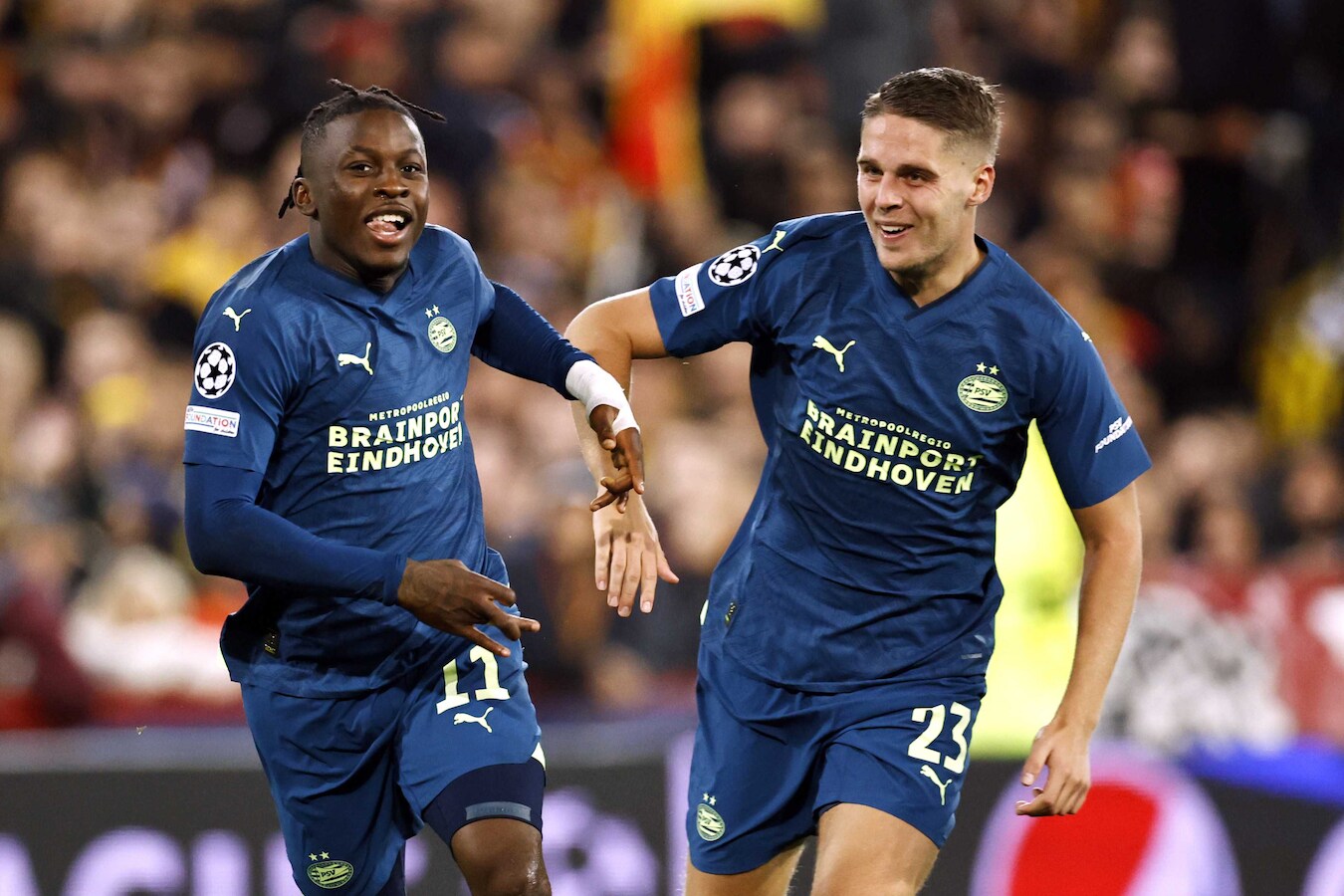 Peter Bosz vertelt dat hij met Joey Veerman aan ‘ander gedrag’ werkt ...