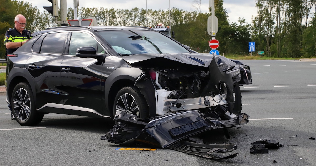 Auto ramt vrachtwagentrailer op kruispunt in Echteld | Regio | De ...