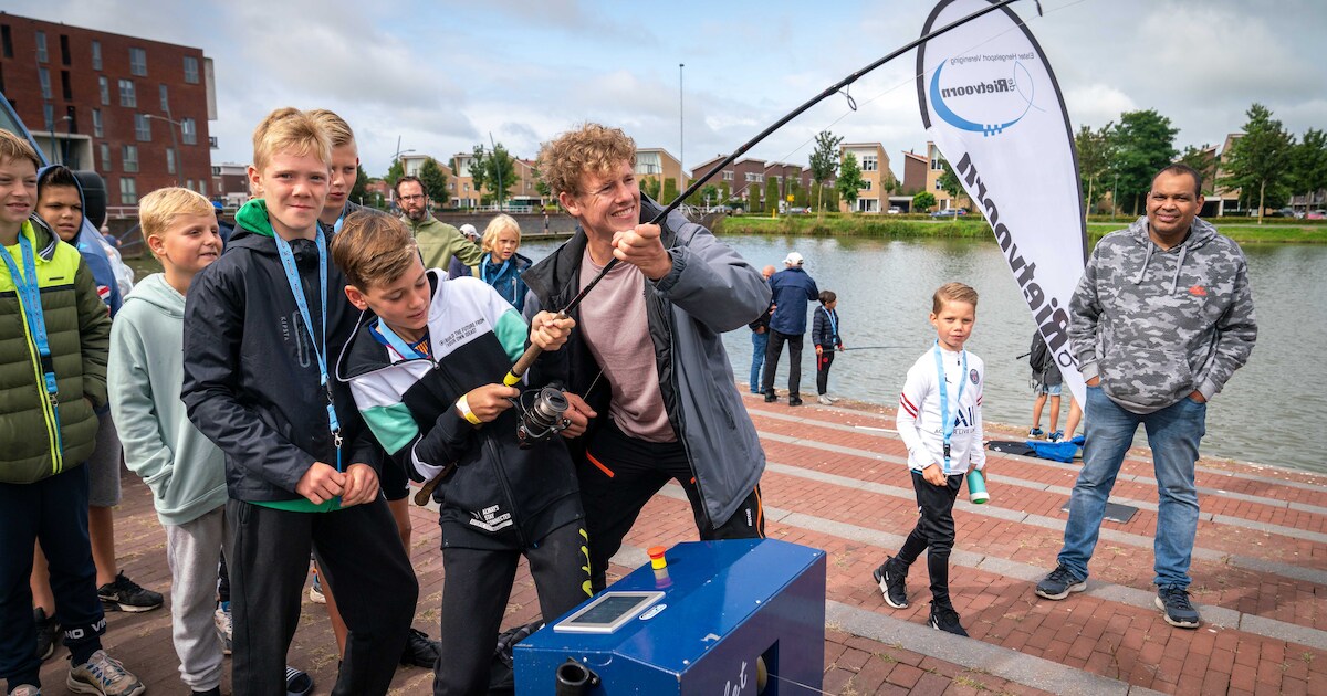Kinderen in Elst leren vissen van YouTube-beroemdheid Daniël Weyers ...