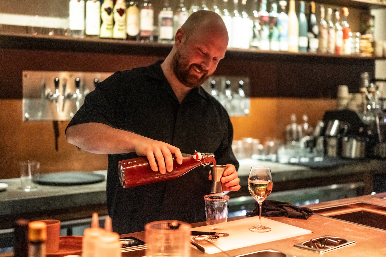Dit is waarom iedereen naar Clamato wil: mezcal, mole en een ambiance ...