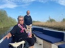 Roelie (70) zwaait tot het laatste moment gasten uit vanuit haar hotel ...