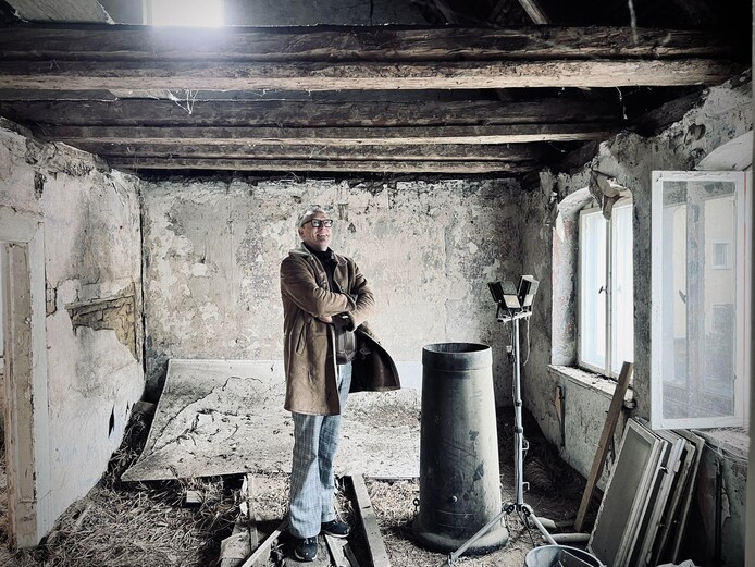 Kunstenaar Arno (52) koopt oude stadsboerderij in Duitsland: ‘Een ‘Ik ...