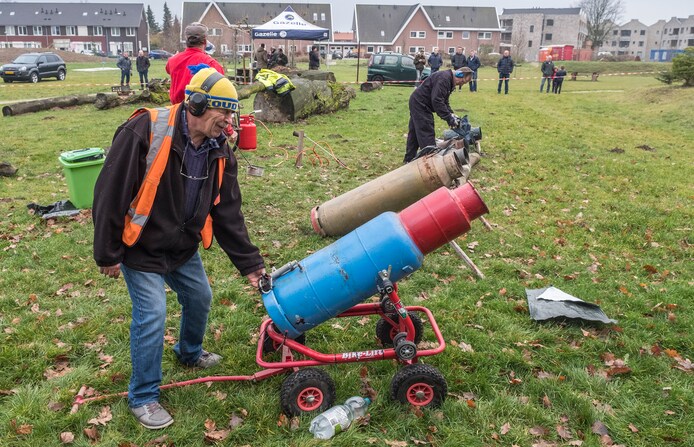 Carbidbussen in Ooij blijven dit jaar stil: ‘Gemeente belde of ik niet ...
