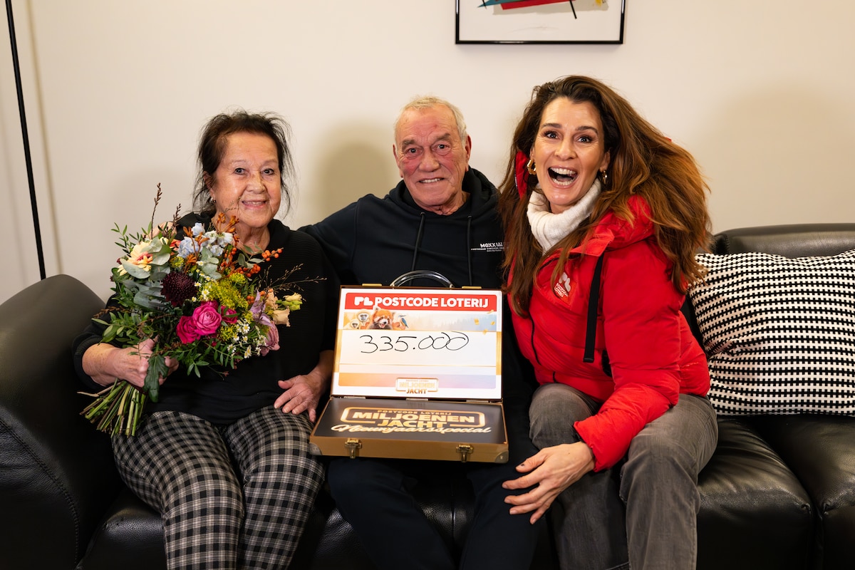 Yvonne uit Veenendaal verrast met een gouden koffer van de Postcode ...