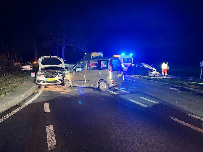 Zwaar ongeluk bij Warnsveld: drie auto’s op elkaar, twee mannen uit Utrecht en Zutphen gewond ...