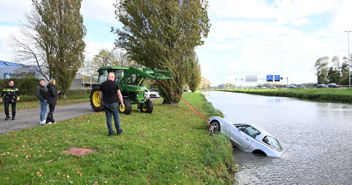 Auto te water in Beuningen, slachtoffers regelen tractor om auto eruit ...
