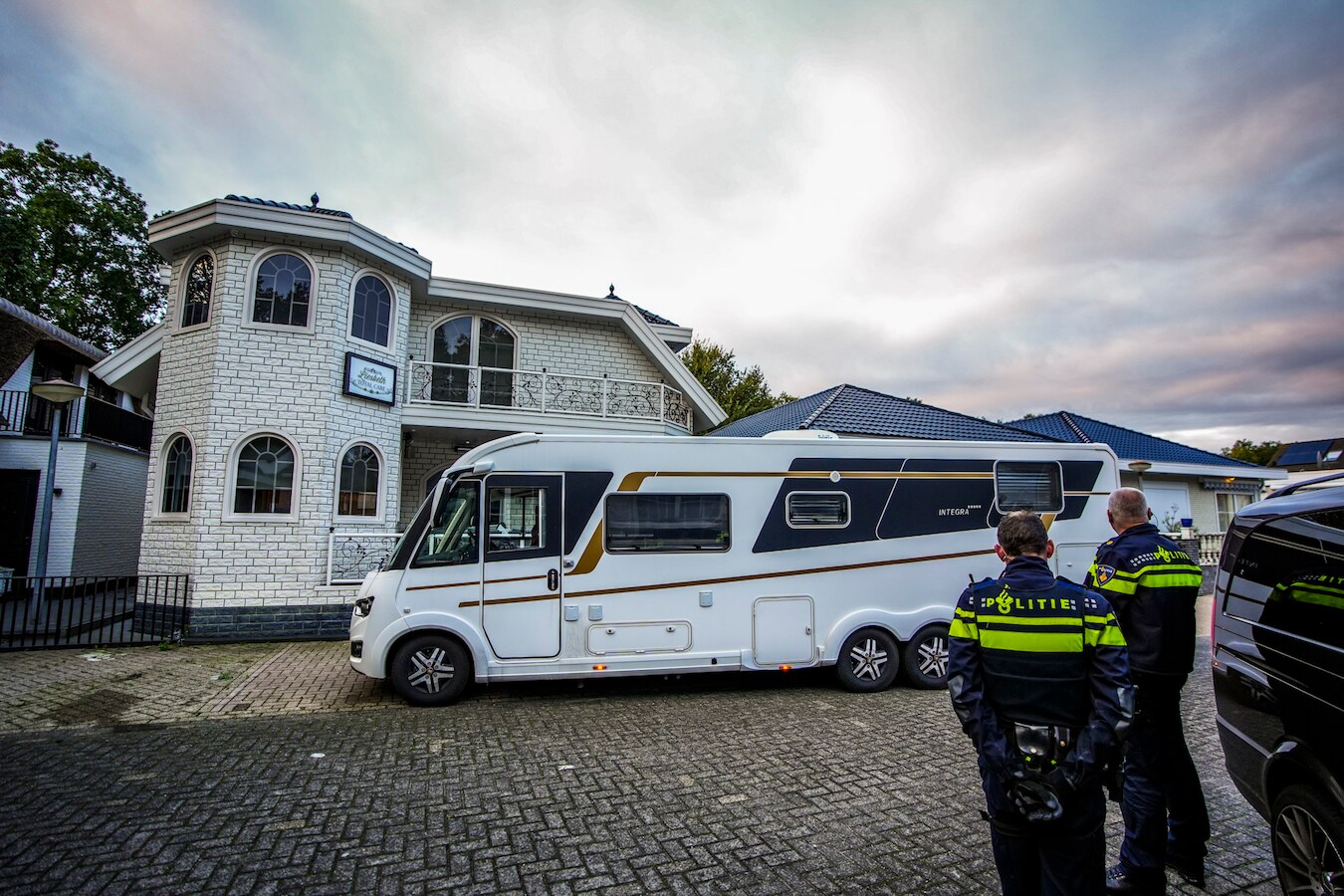 Arrestatieteam doet inval op woonwagencentrum uit tv-serie ‘Bij ons op het kamp’: onderzoek naar ...