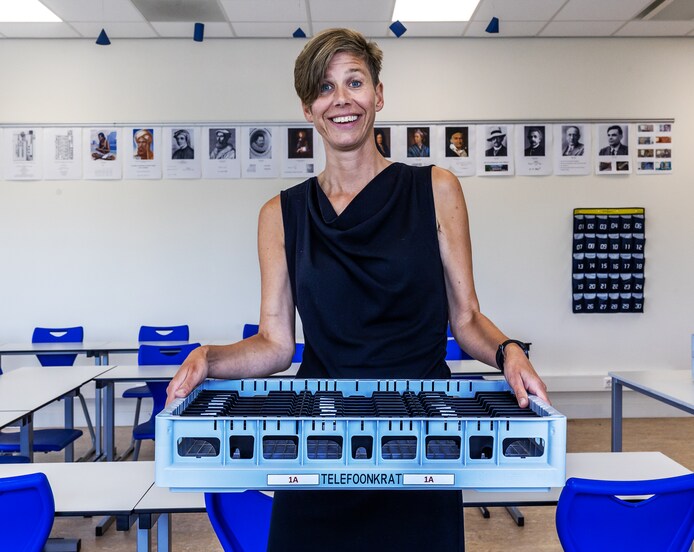 Deze scholen doen mobieltjes in de klas nú al in de ban: ‘Ook in de ...