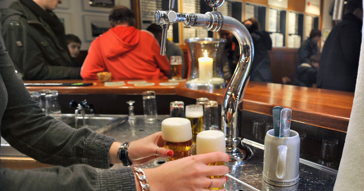 Zoon (15) van Marieke mag als enige niet drinken in de voetbalkantine ...