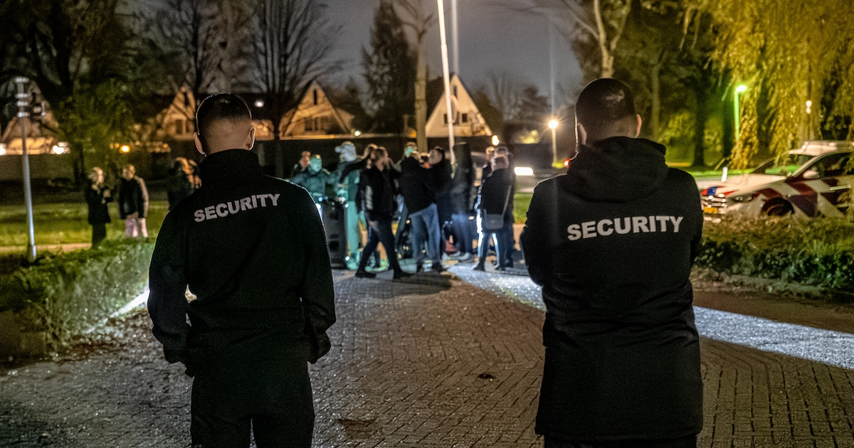 Hoe rustige demonstratie uitdraait op ‘grimmige sfeer’ voor huis van ...