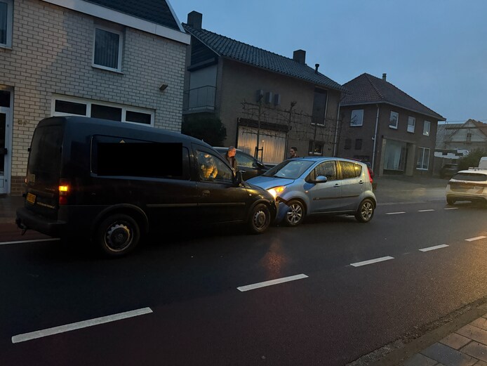Frontale botsing tussen bestelbusje en personenauto in Groesbeek | 112 nieuws Berg en Dal ...