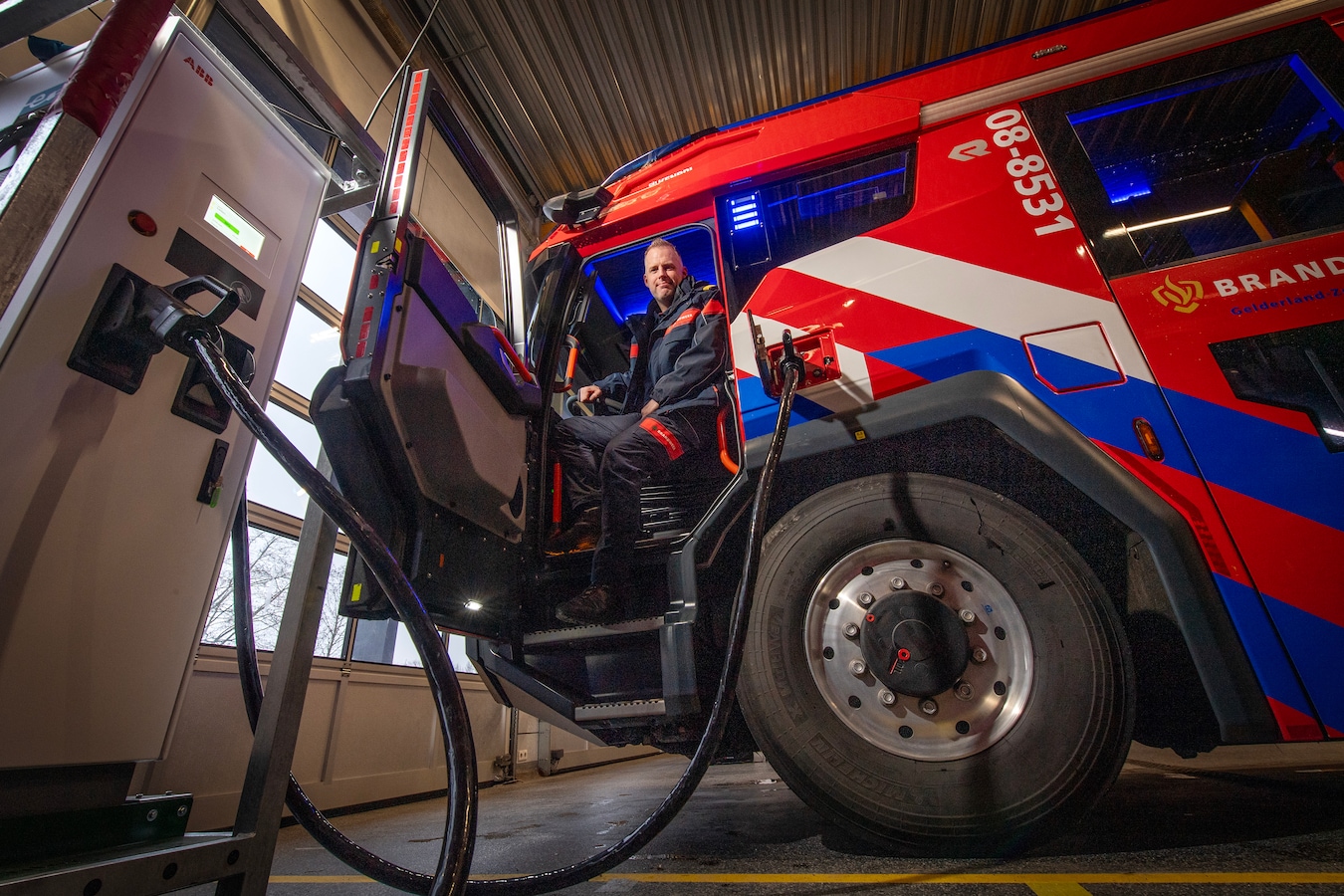 Primeur: eerste elektrische brandweerauto van Gelderland gaat aan de ...