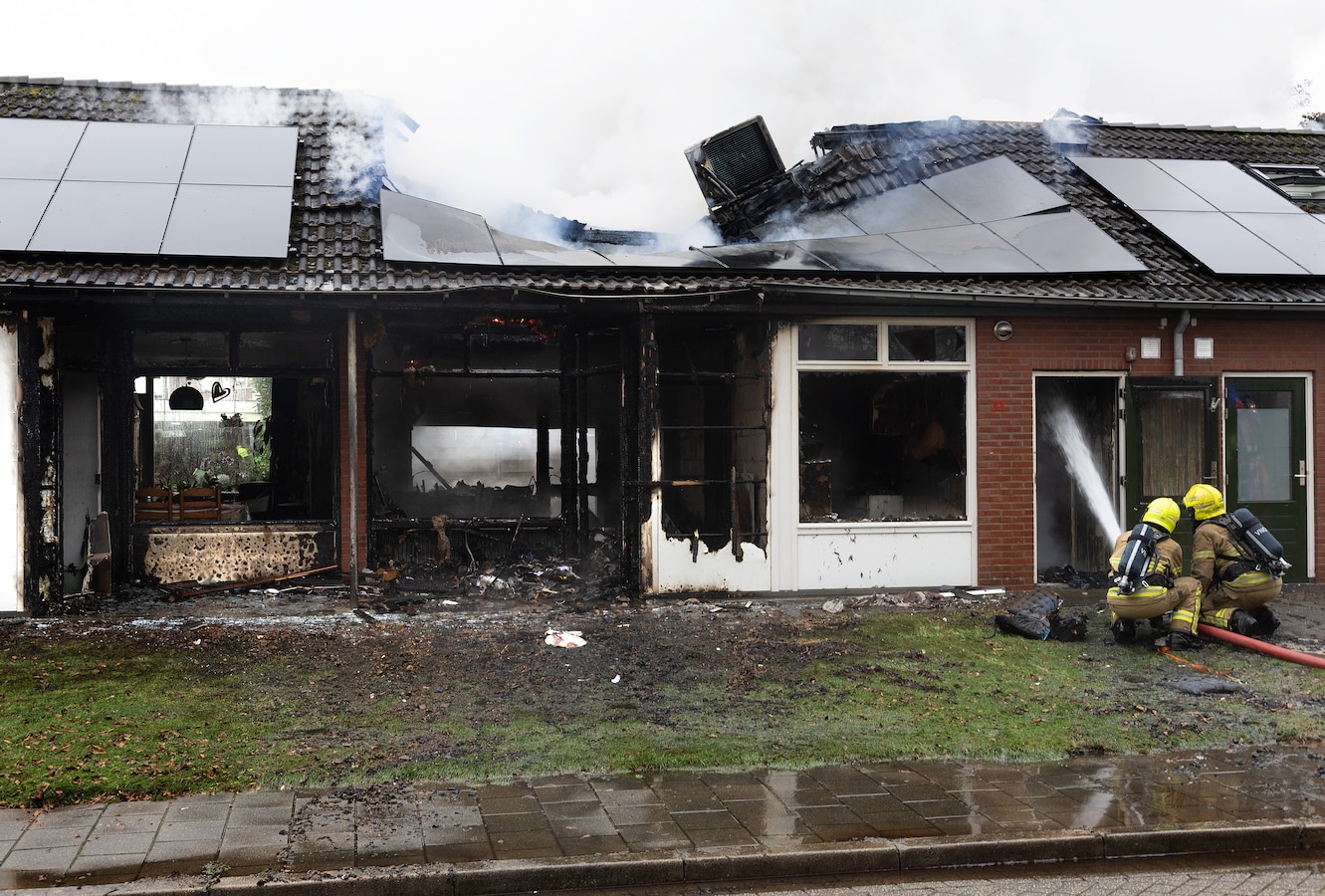 KIJK | Drama in Terborg: seniorenwoningen gaan in vlammen op | Foto | gelderlander.nl