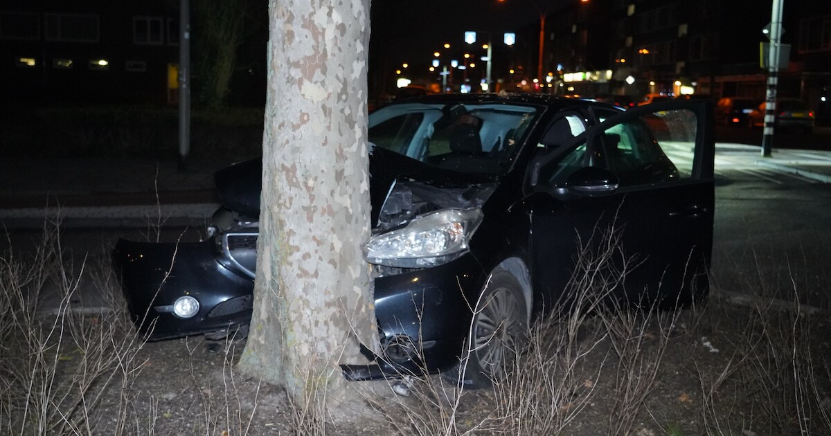 Auto uit de bocht op Molenweg in Nijmegen: inzittenden ongedeerd ...