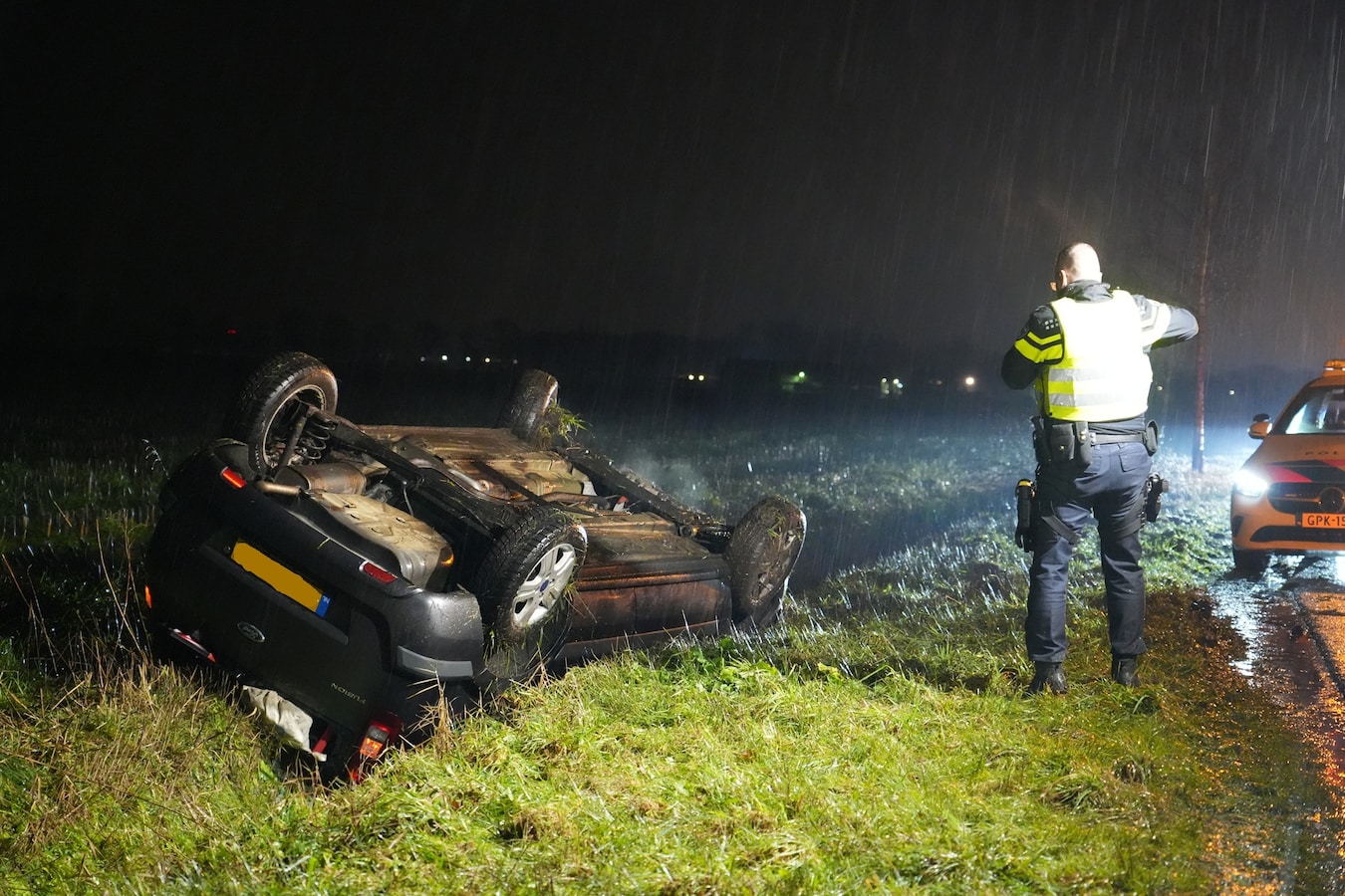 Vrouw raakt gewond bij ongeval in Rijen: auto botst tegen boom en slaat ...
