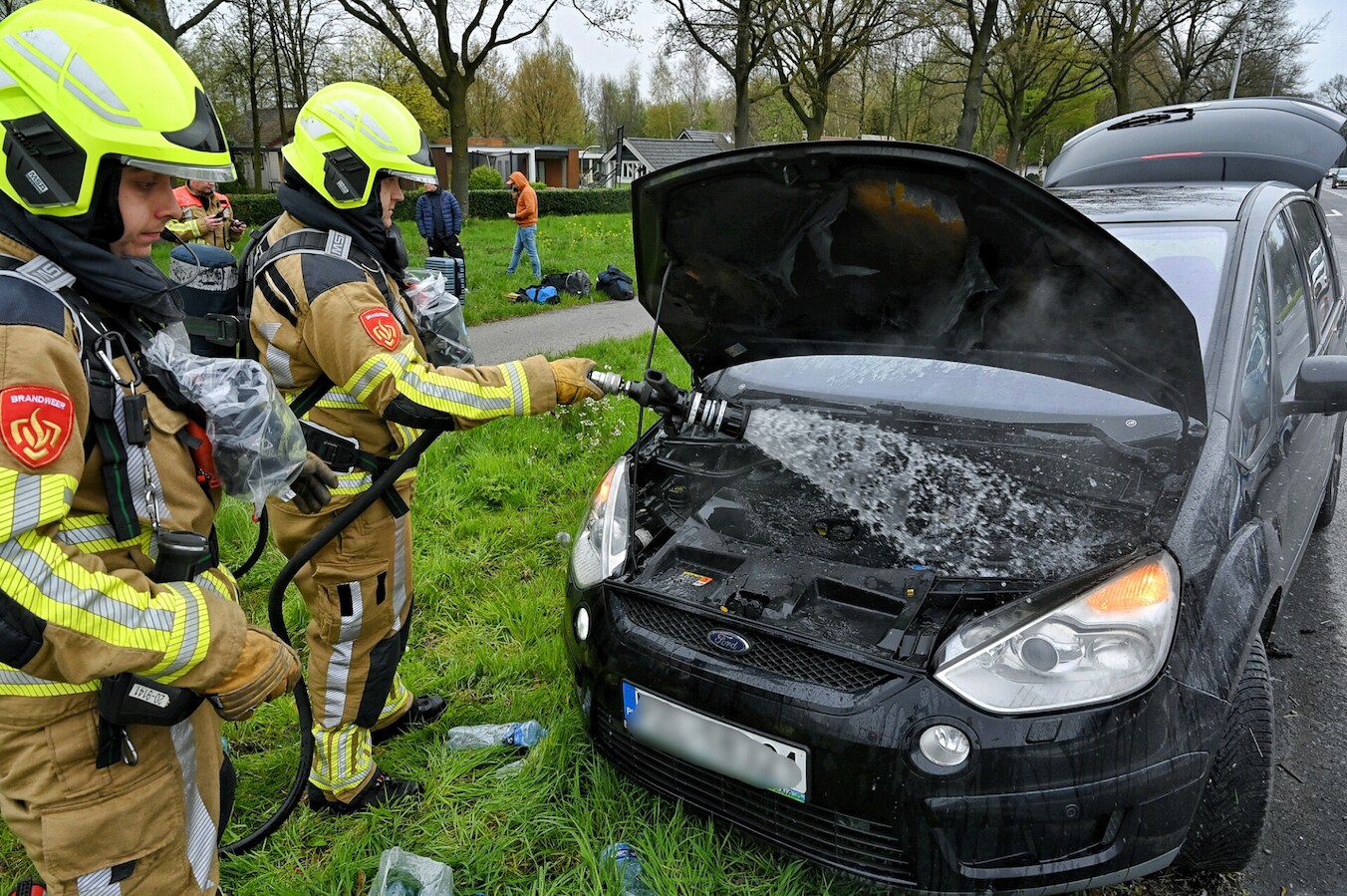 Vijf mannen blussen autobrand met liters drinkwater in Oisterwijk ...