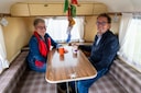 52 jaar oud en piepklein: toch trekken Evert en Piny met hun caravan ...