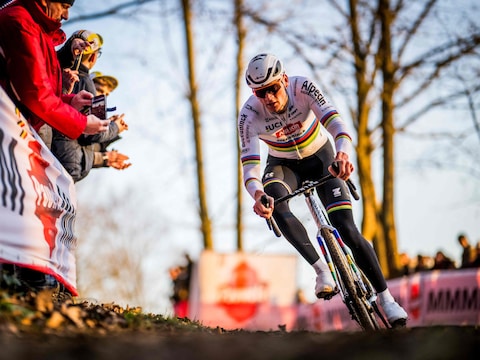 Mathieu van der Poel wint Azencross ondanks dat fan hem van zijn fiets ...