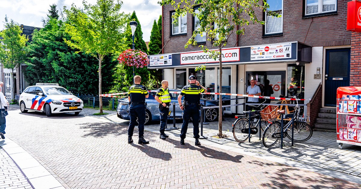 Dico hoort een hoop herrie, dan ramt een man in op zijn dure camera’s ...