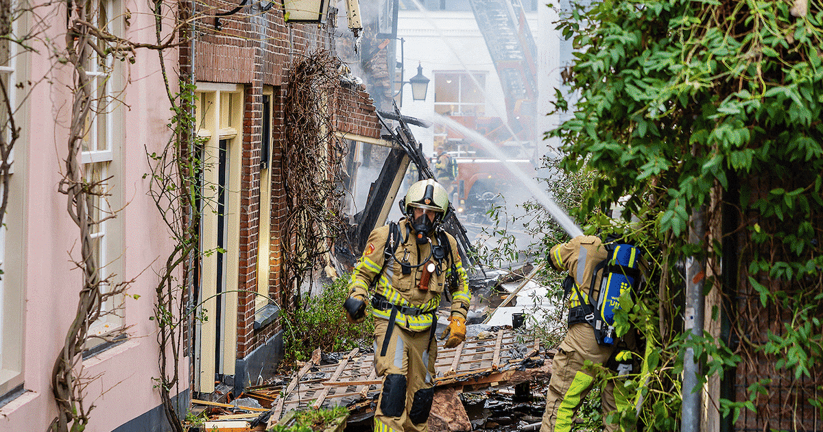 Fince (17) en Tijn (19) zien dak de lucht in vliegen: ‘Het leek net een ...