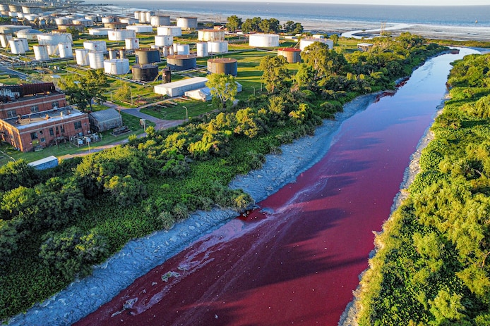 Argentijnse rivier kleurt opeens felrood en brengt enorme stank met ...