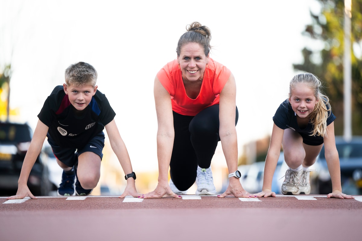 Fiene (9) en Jort (12) rennen net als vele andere kinderen zeven ...