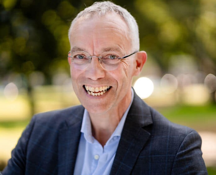 Raadslid Renkum Paul Janssen (57) overleden; Vlag bij gemeentehuis in ...