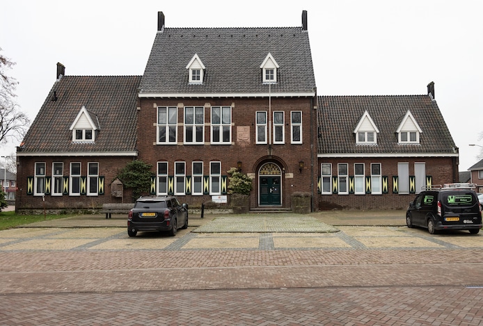 Raadsleden boos dat oude gemeentehuis verder verpaupert: ‘Ik ben wel ...