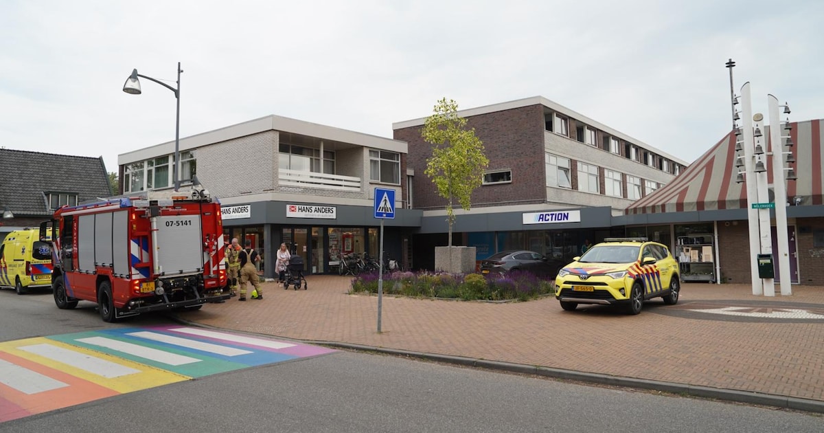Man legt zelf geknutselde brandbom op schap met aanmaakblokjes in de ...
