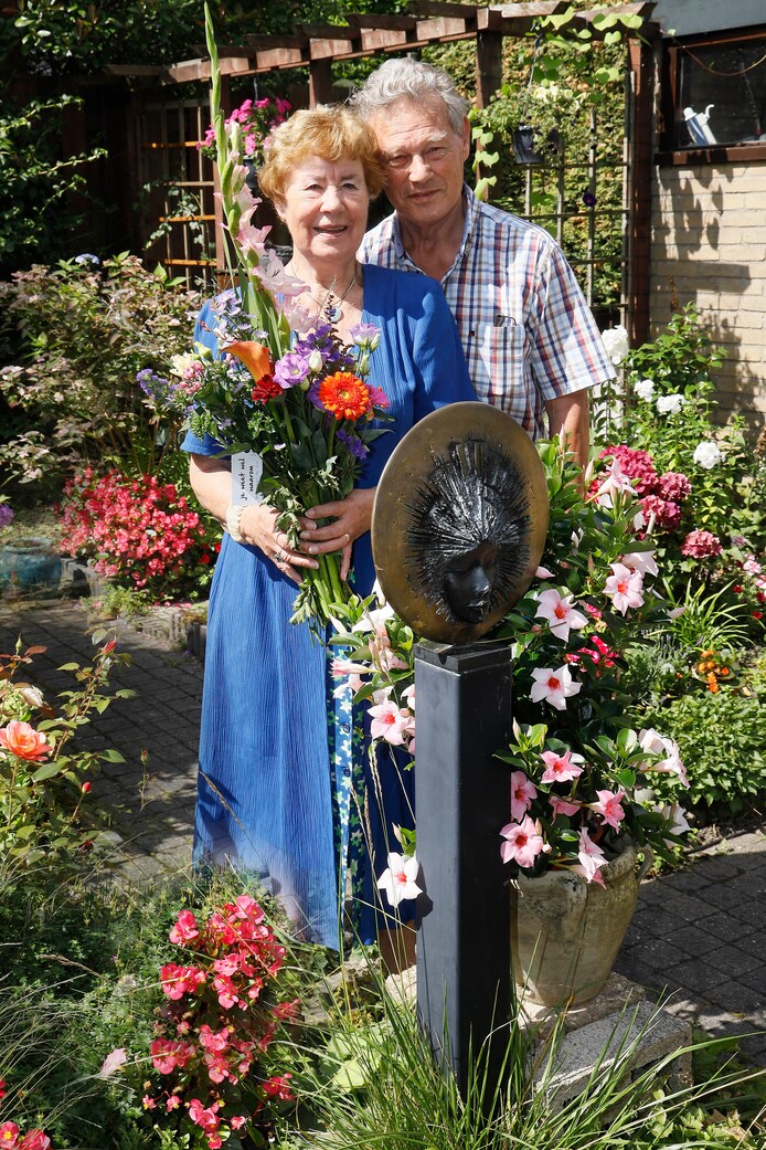 Helen en Wil genieten elke dag van hun tuin vol bloemen | Mijndg ...