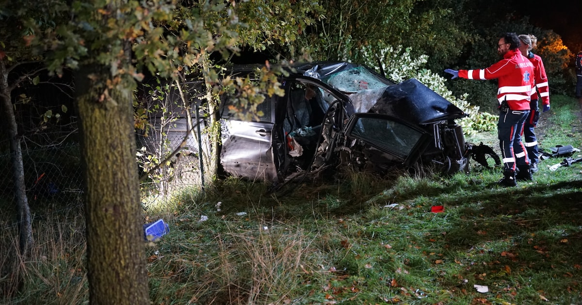 Jongeman (21) uit dorp Zeeland zwaargewond naar ziekenhuis na botsing ...