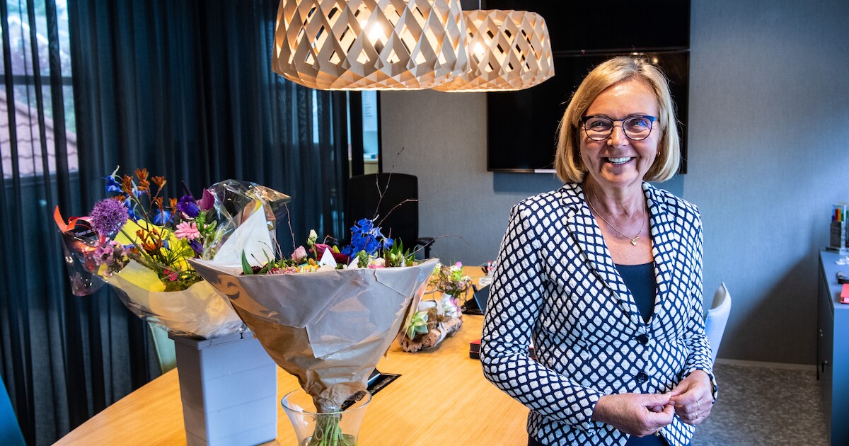 Handjes schudden met burgemeester Marijke van Beek: afscheidsreceptie is op 15 november ...