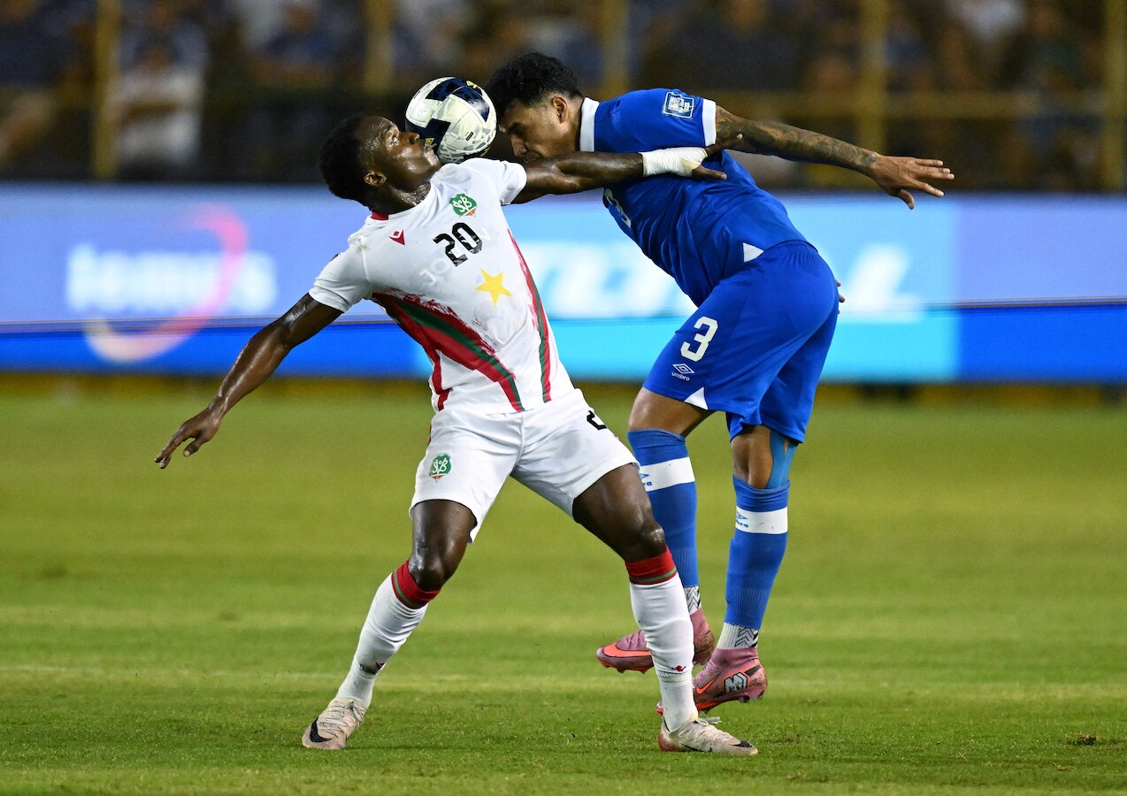 Suriname verslaat El Salvador in strijd om WK-kwalificatie: 2-1 | Foto ...