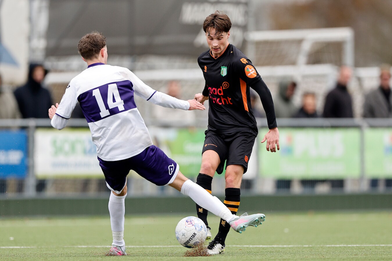 Rode kaarten breken LRC, Achilles Veen walst er met 0-6 overheen: ‘Echt ...