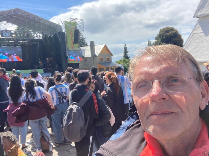 Frans (75) uit Nederasselt kijkt kwartfinale tussen de Argentijnen ...