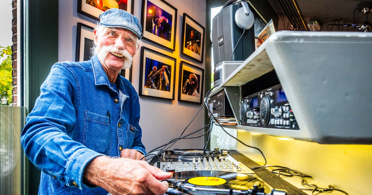 DJ Jazzy Jan (82) draait nog iedere week plaatjes: ‘Maar niet zoals de moderne dj, die op zijn ...