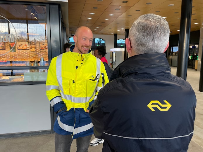 Roy heeft een kantoorbaan bij NS, maar springt tijdens de staking bij ...