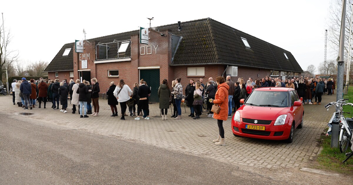 File en grote wachtrij voor grote verkoop van carnavalskleding in ...