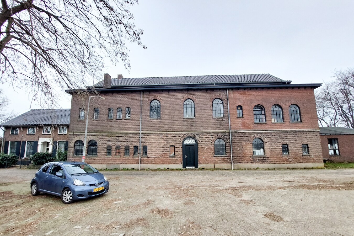 De roerige geschiedenis van Veldzicht, de school in niemandsland waar ...